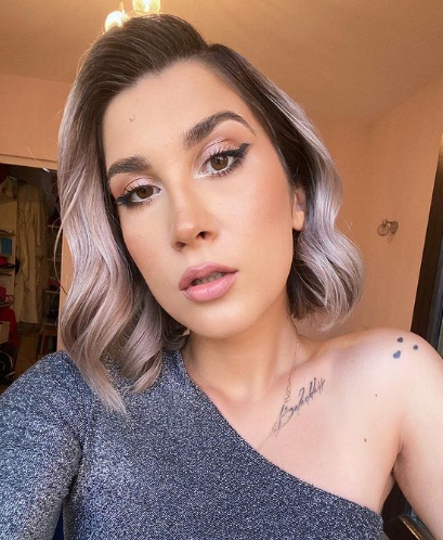 Adda s-a pozat cu abdomenul la vedere. Cum arată artista într-un top ...