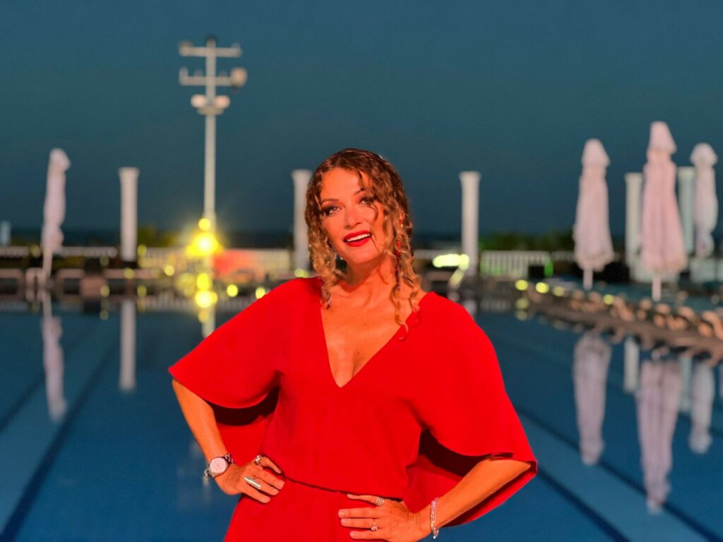 Anca Țurcașiu se prezintă impecabil în costum de baie la 52 de ani